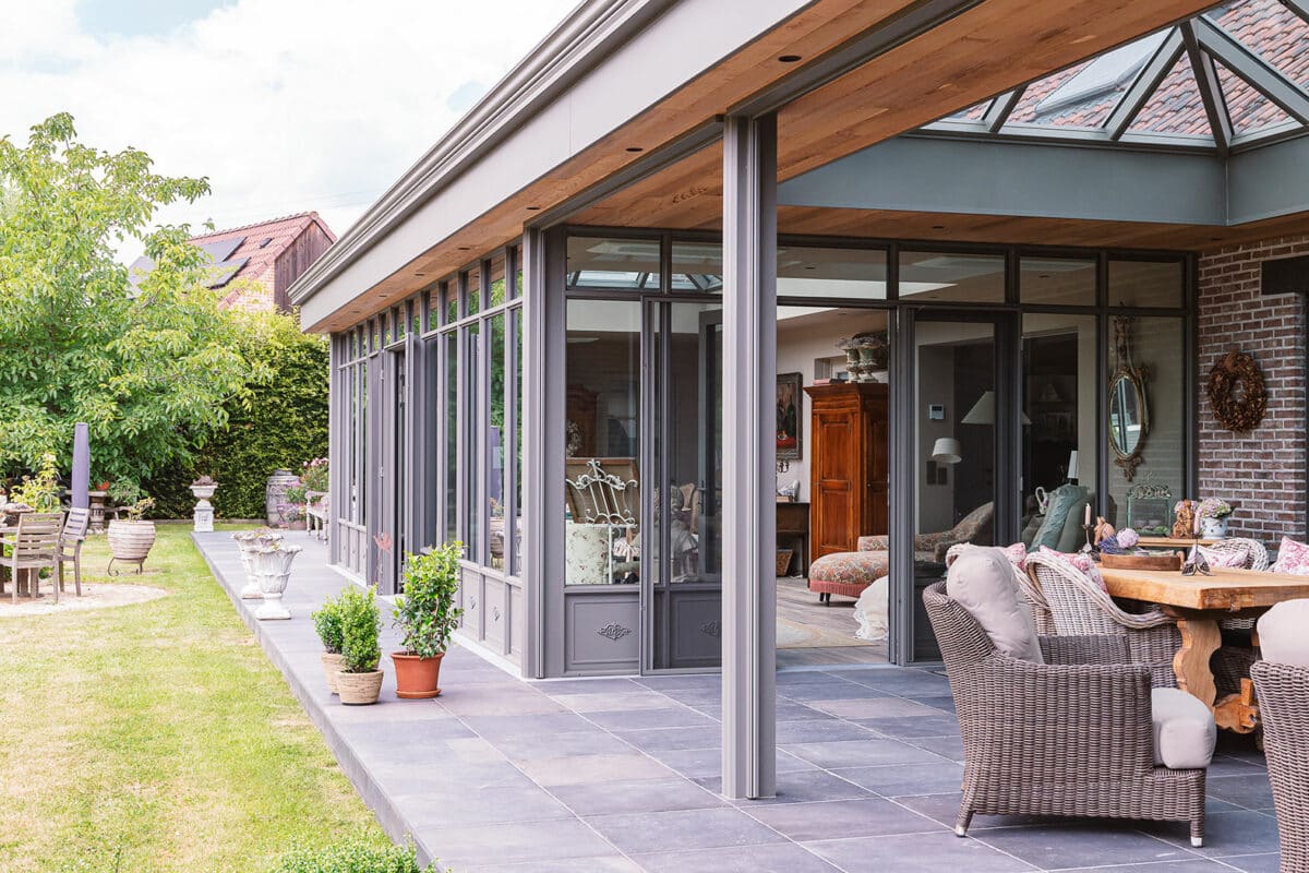 Hele jaar door genieten van tuin met overdekt terras | Outfluencers