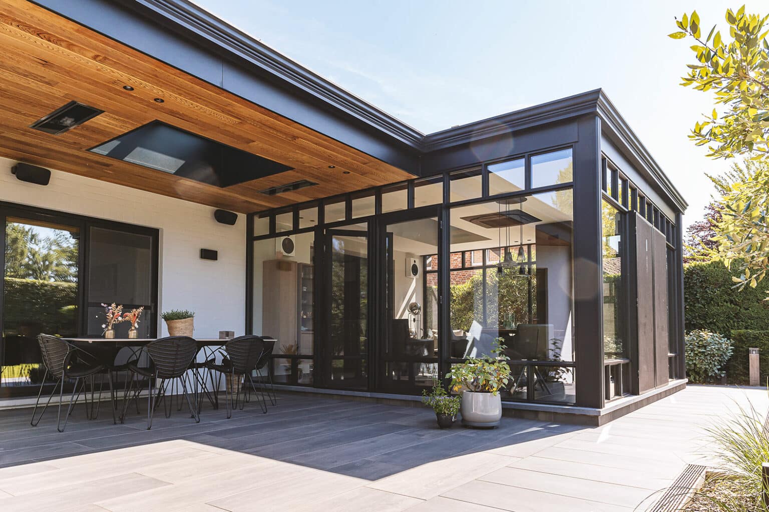 Hele jaar door genieten van tuin met overdekt terras | Outfluencers